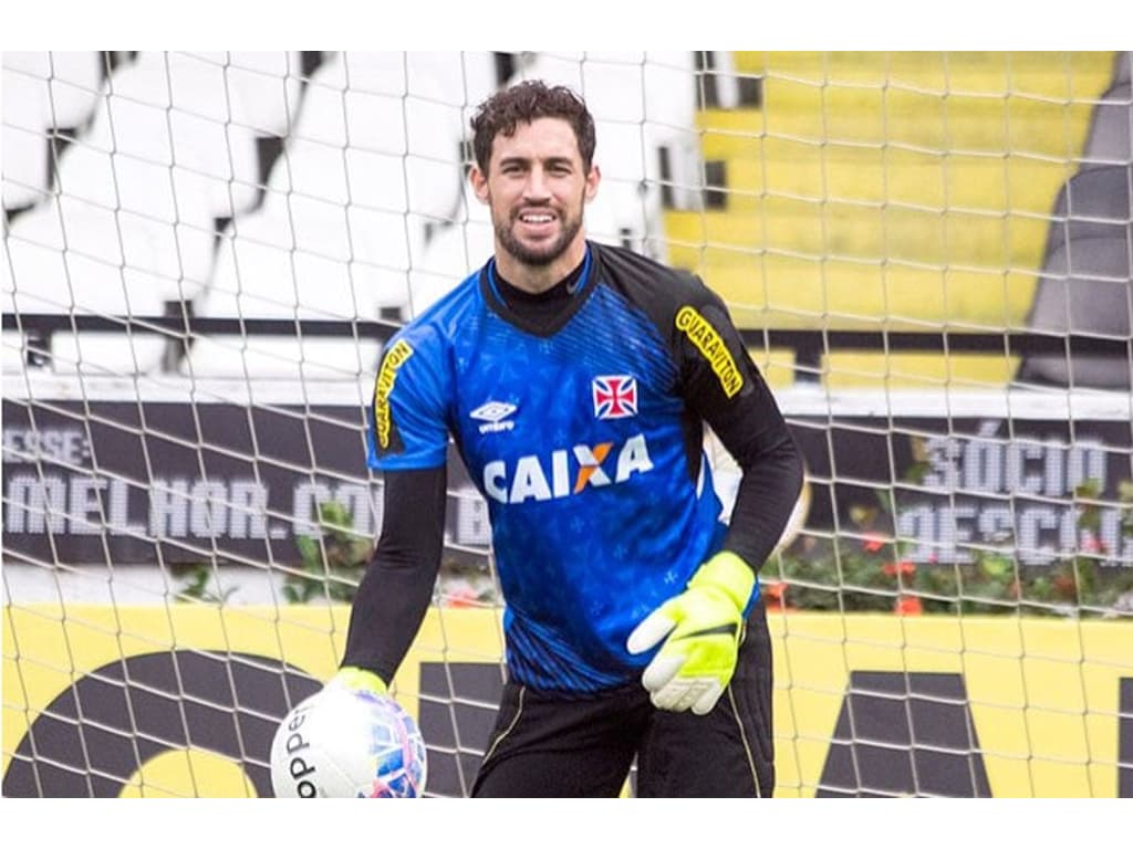 Isso sim é identificação! Martín Silva se sobressai com a camisa do ...