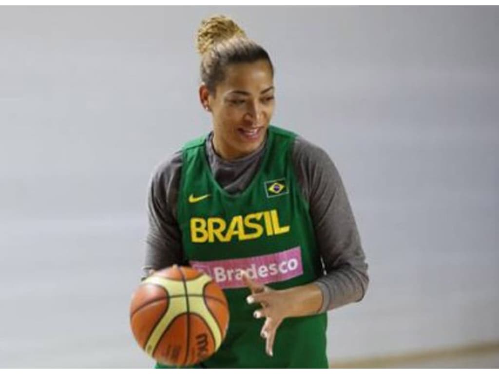 Pivô da Seleção Feminina de Basquete se apresenta nesta segunda - Lance!
