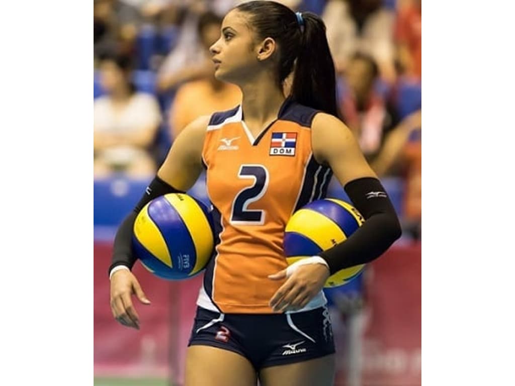 Conheça a jogadora de vôlei que vem fazendo sucesso na web - Lance!