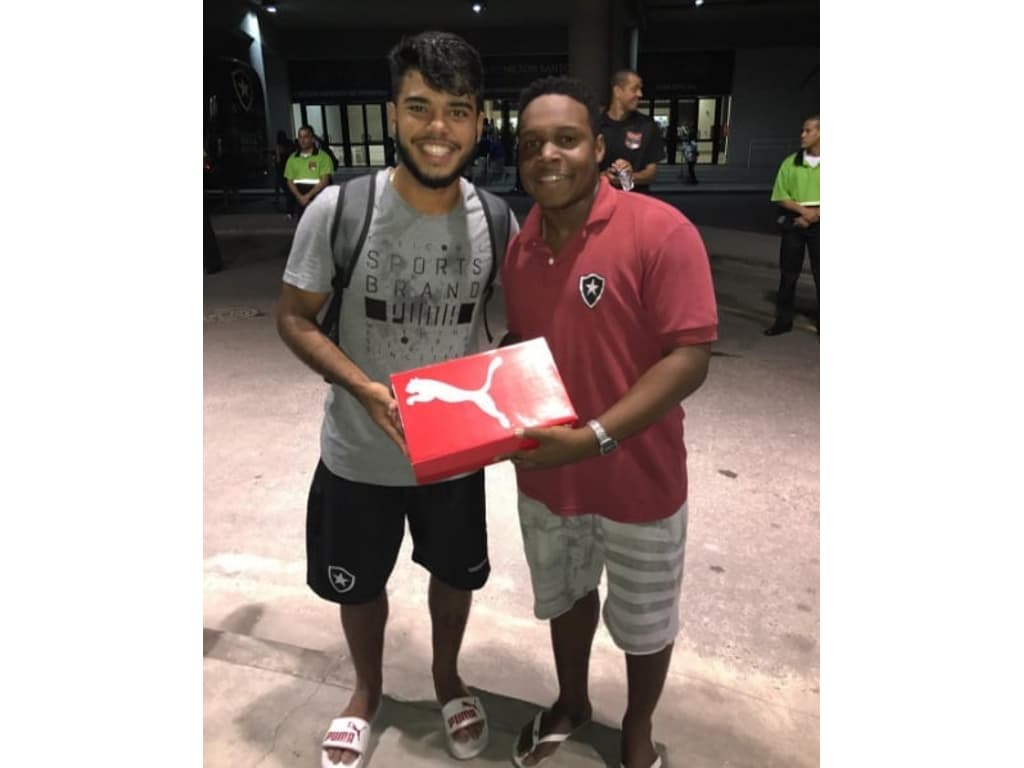 Leandrinho cumpre promessa e dá chuteira a torcedor do Botafogo - Lance!