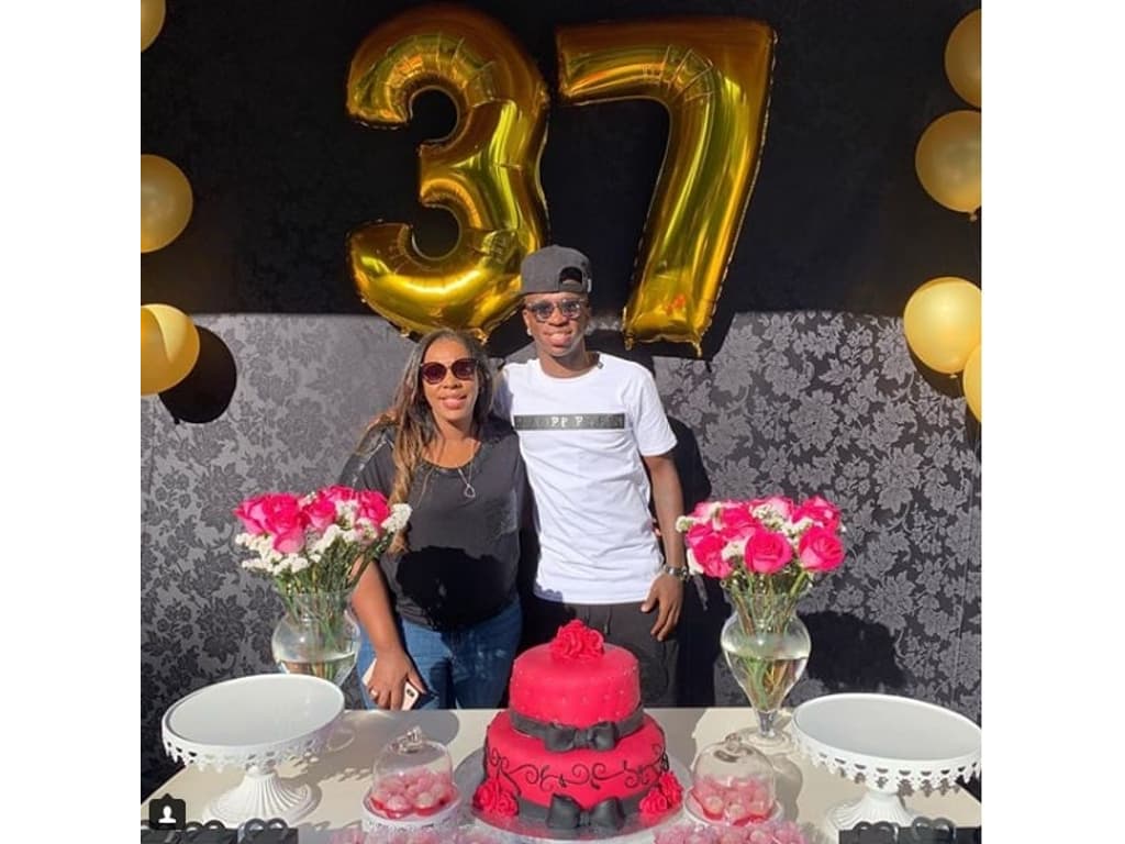 Com bolo rubro-negro, Vinicius Jr. celebra aniversário da mãe - Lance!