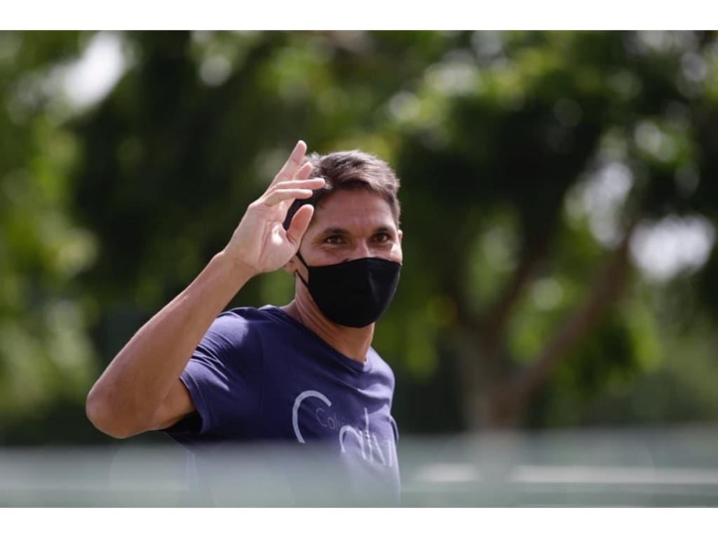 Estava sorrindo ou não? Durval visita Sport, que tira onda com ídolo da ...