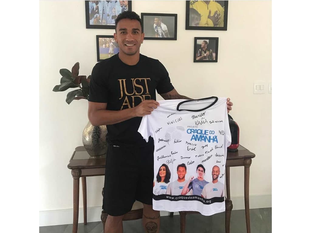 Lateral Danilo fecha parceria com a ONG Craque do Amanhã - Lance!