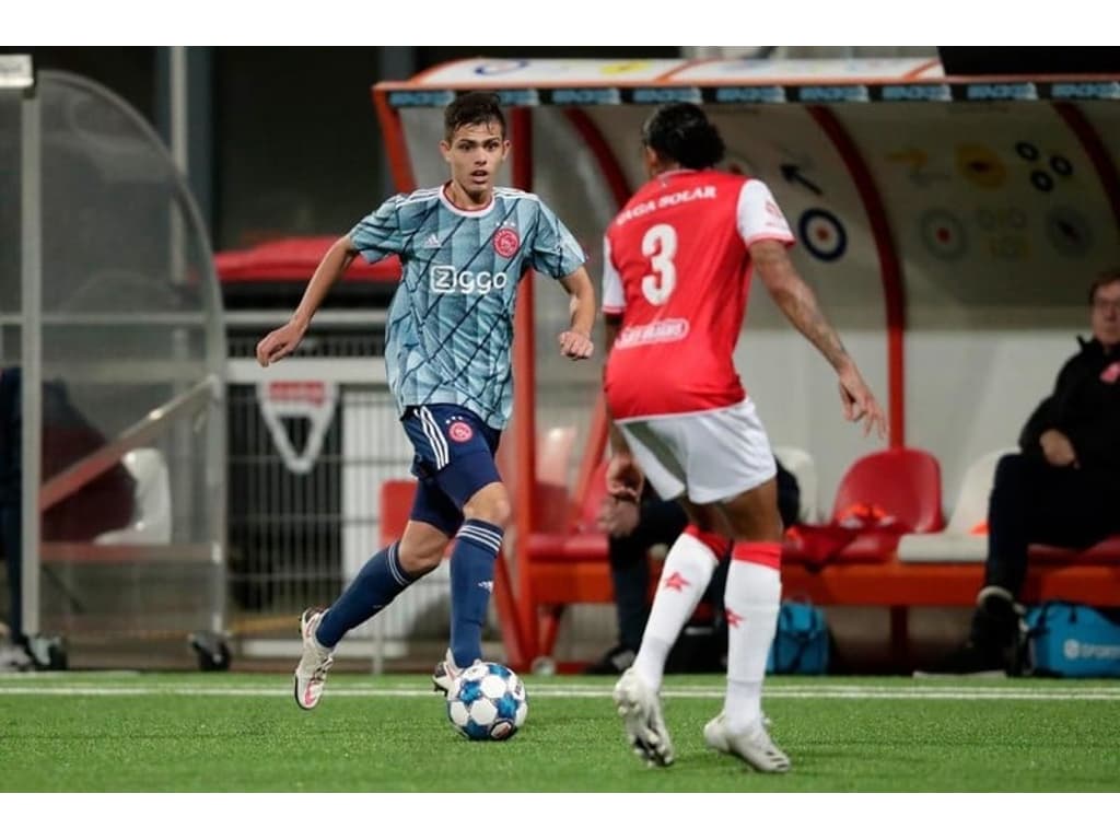 Giovanni Manson brilha no time sub-23 do Ajax com gol e assistência ...
