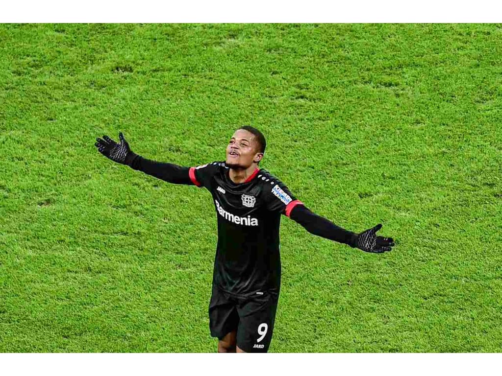 Quatro gigantes ingleses brigam pela contratação de atacante do Bayer ...