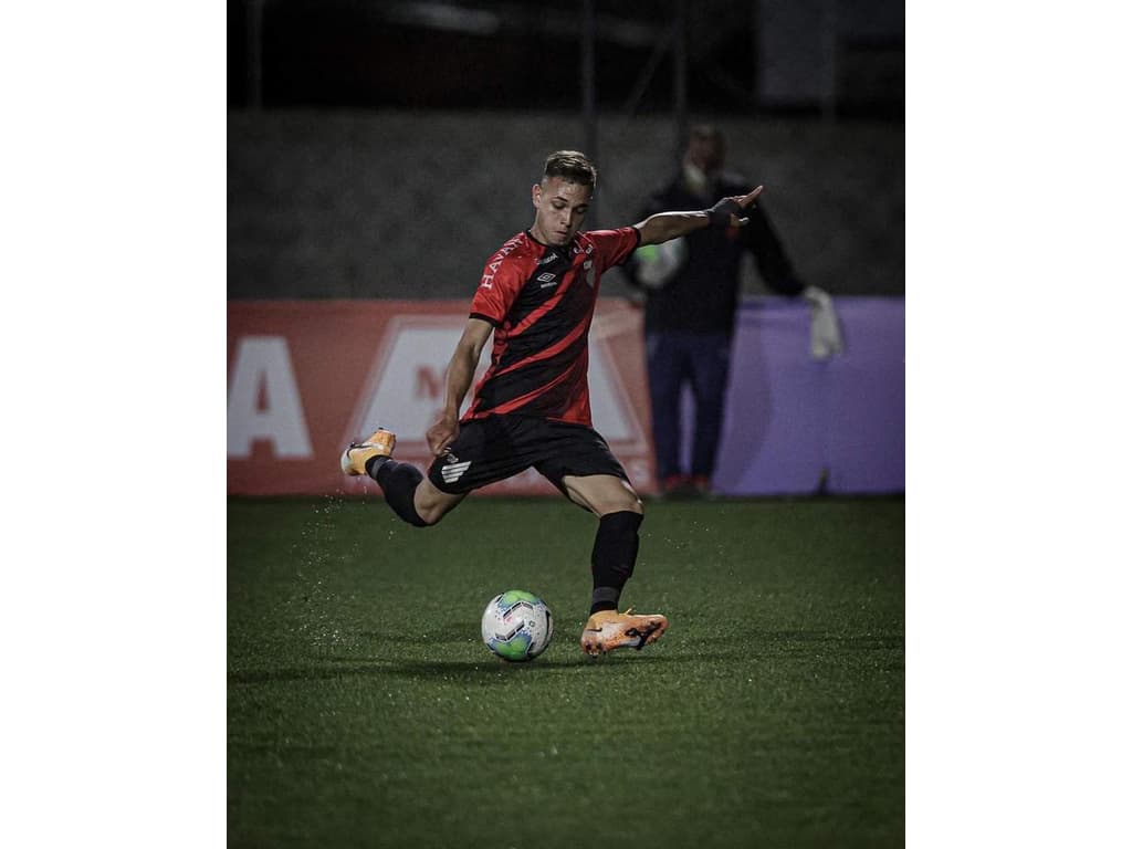 Dudu Scheit marca os dois gols da virada do Athletico e mira objetivo ...