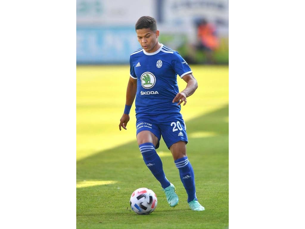Eleito melhor jogador do mês na República Tcheca, Ewerton celebra ...