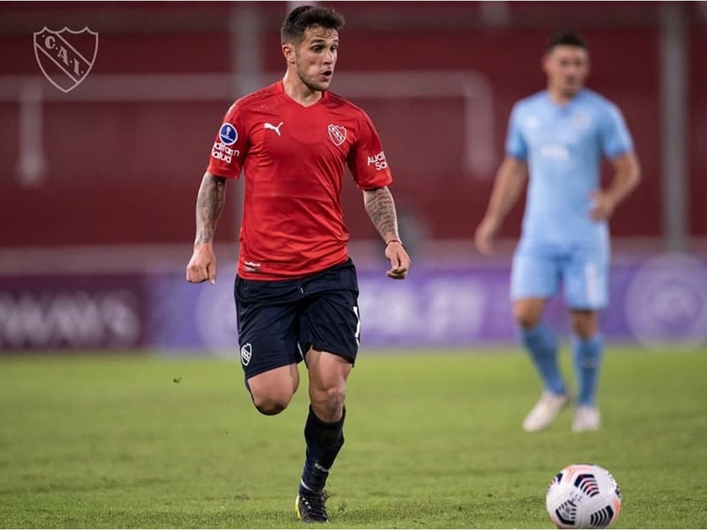 Internacional aguarda a chegada do lateral Fabricio Bustos - Lance!