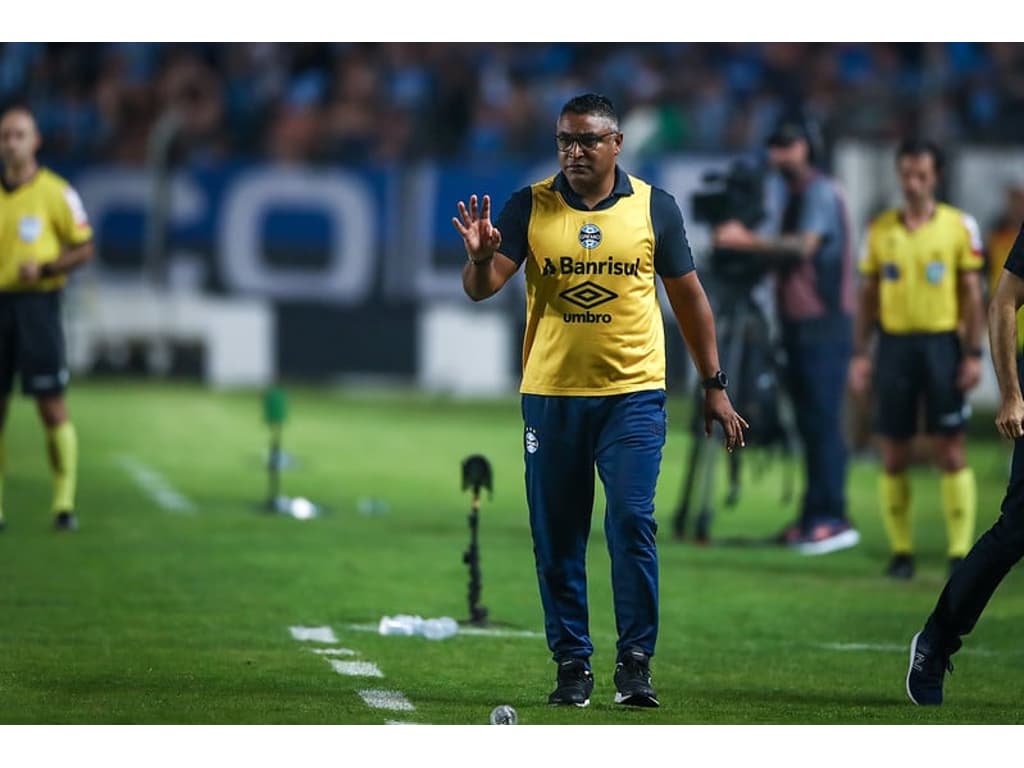 Para fugir da crise, Roger Machado faz mudança tática para encarar o ...