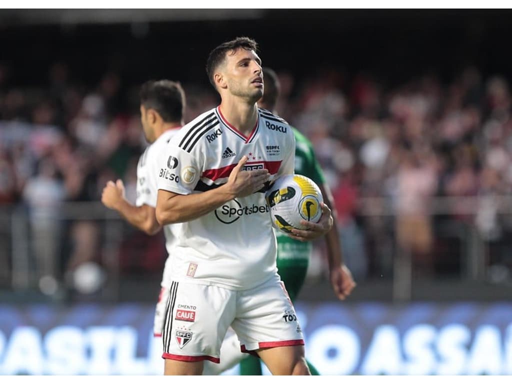 Cartoleiros comemoram gol de Calleri pelo São Paulo contra o ...
