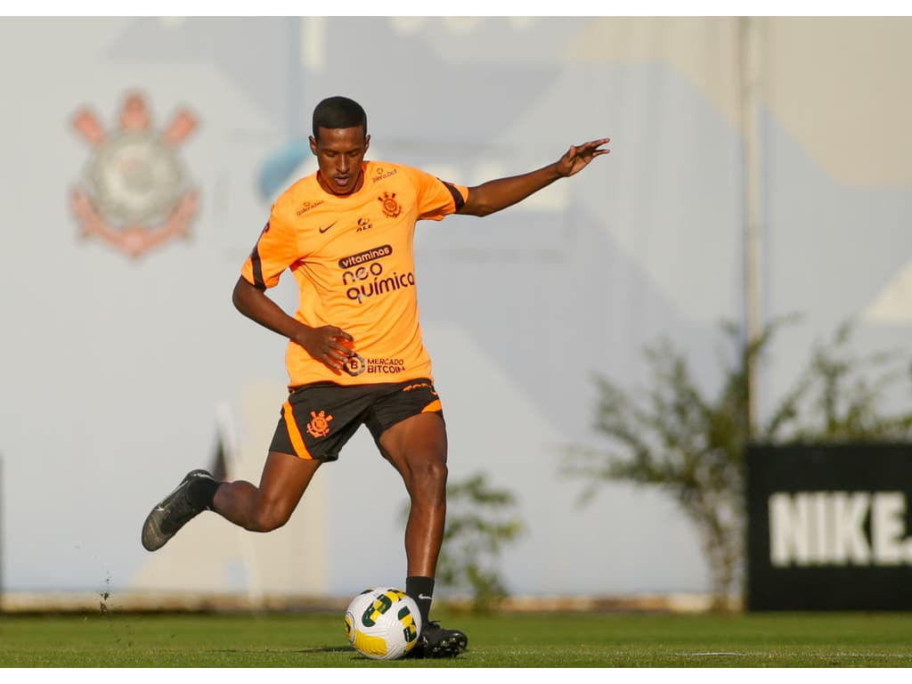Zagueiro Robert Renan fica no banco do Corinthians, volta para casa de ...