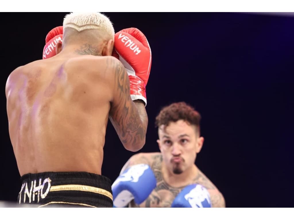 Artista Dynho Alves nocauteia Christian Figueiredo em luta de boxe e ...
