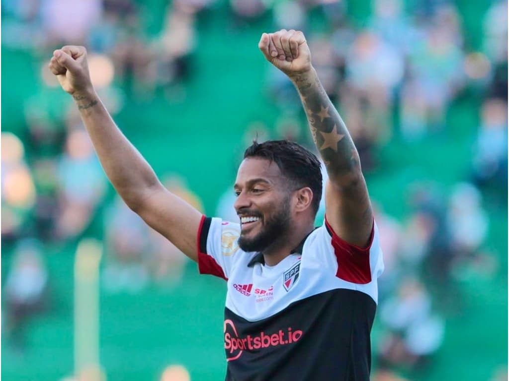 Reinaldo celebra marca de lateral-esquerdo com mais gols na história do ...
