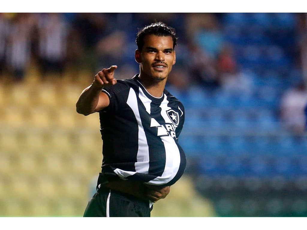 Danilo Barbosa, do Botafogo, dá conta do recado como titular e deixa ...
