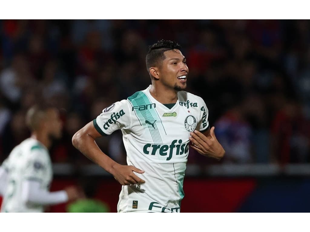 Rony, Artur e Zé Rafael bailam diante do Cerro Porteño