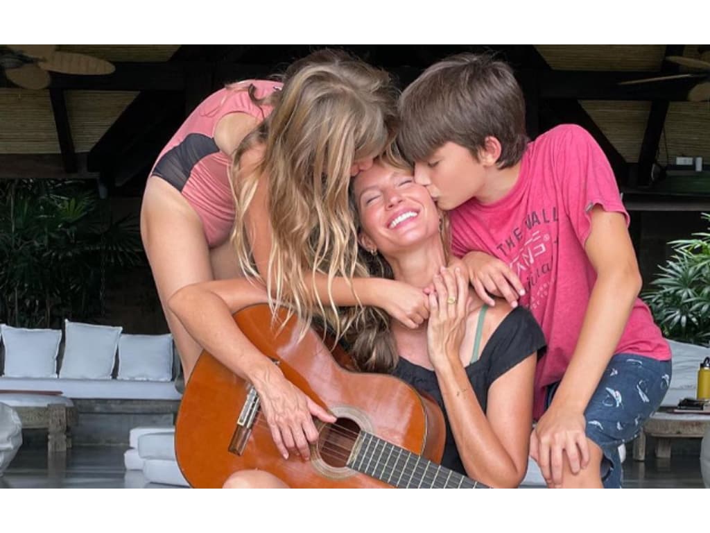Gisele Bündchen, ex-mulher de Tom Brady, desembarca no Brasil com filhos - Lance!