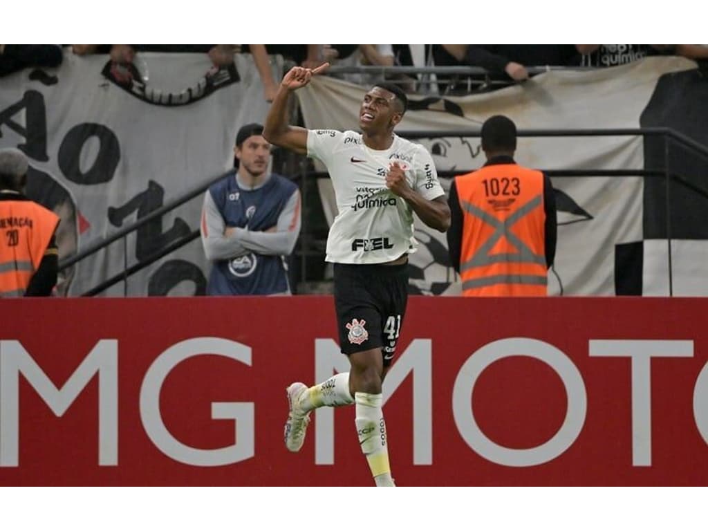 Felipe Augusto decide em vitória do Corinthians na Sul-Americana