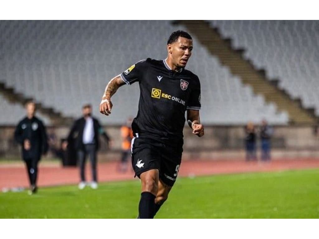 Feliz e em evolução: Clayton completa um ano com o Casa Pia - Lance!