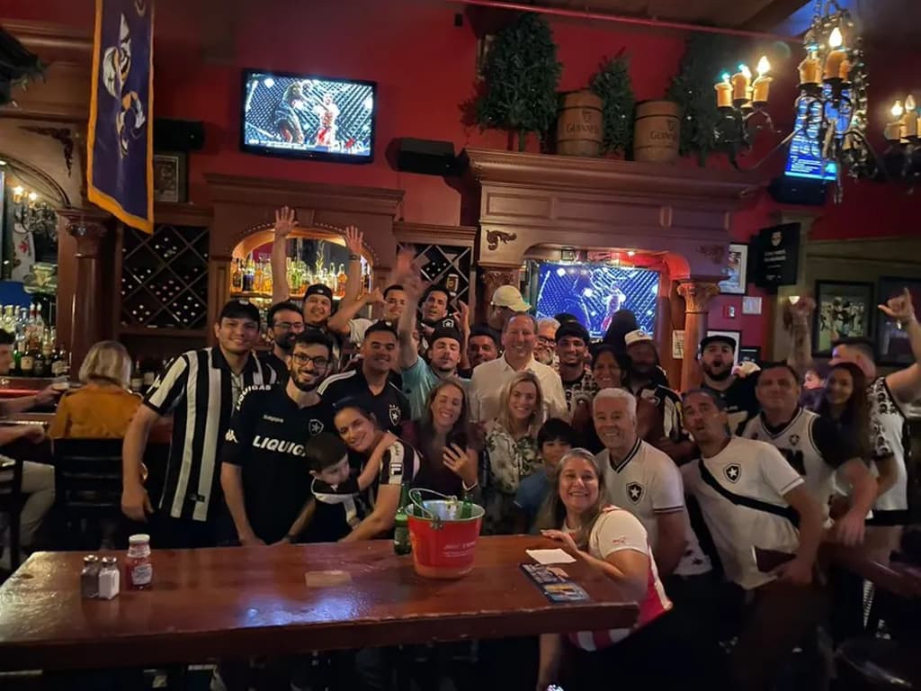 Textor celebra vitória do Botafogo com torcedores em Nova York