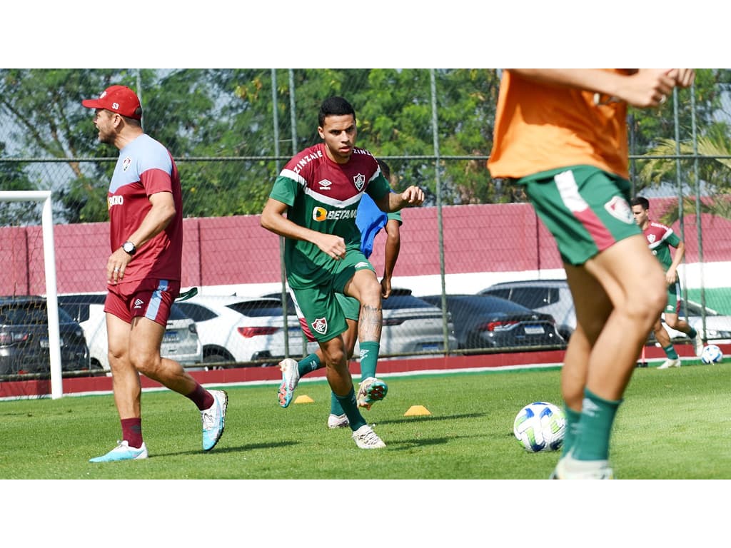Alexsander volta a treinar com elenco do Fluminense e fica mais próximo ...