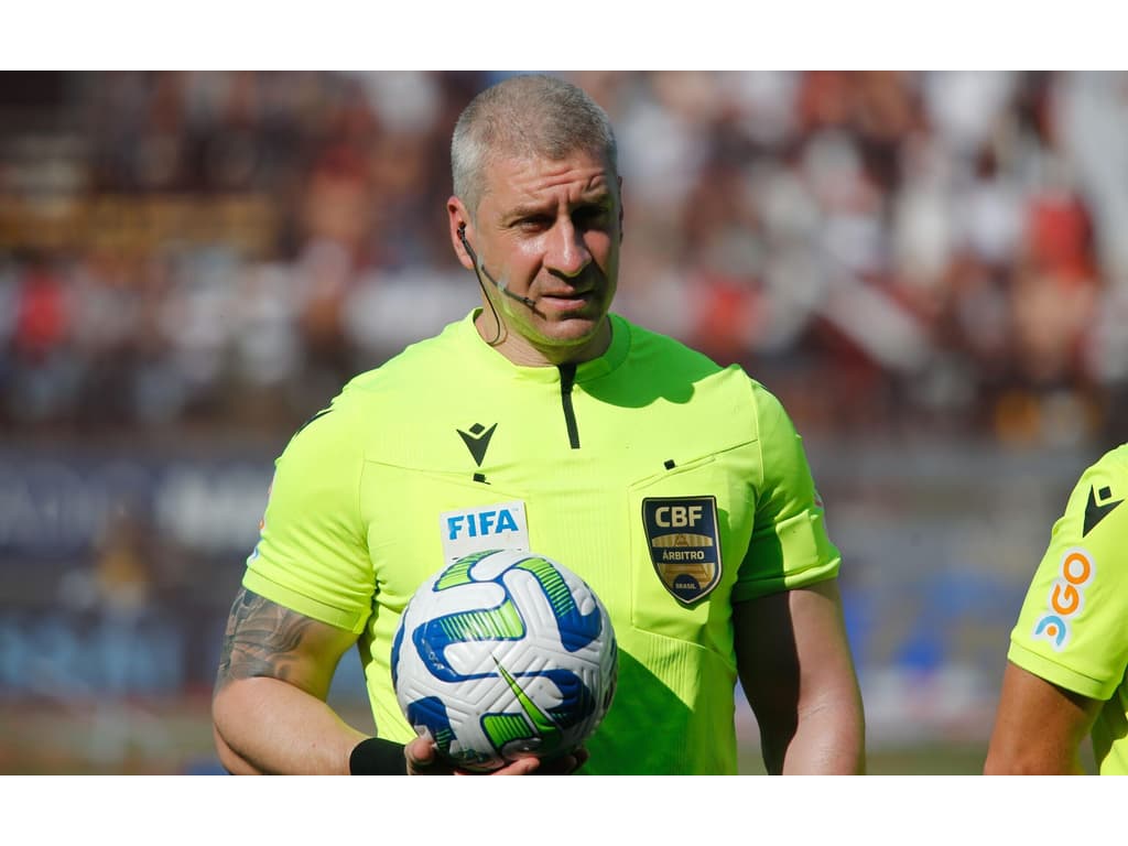 Torcedores reclamam da arbitragem de Anderson Daronco em Bragantino x ... Torcedores reclamam da arbitragem de Anderson Daronco em Bragantino x ...