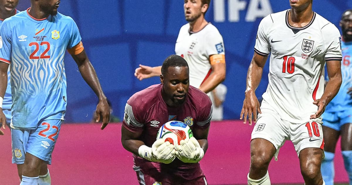 Atuação do goleiro da RD Congo contra Inglaterra agita web: 'Neuer 2014'