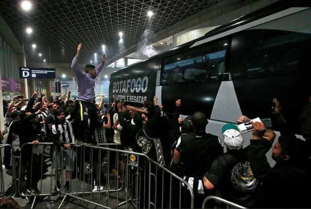 Torcida do Botafogo comparece em peso ao aeroporto para mostrar apoio ...