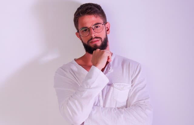 Destaque na comunidade surda, influenciador Alex Bill comemora ...