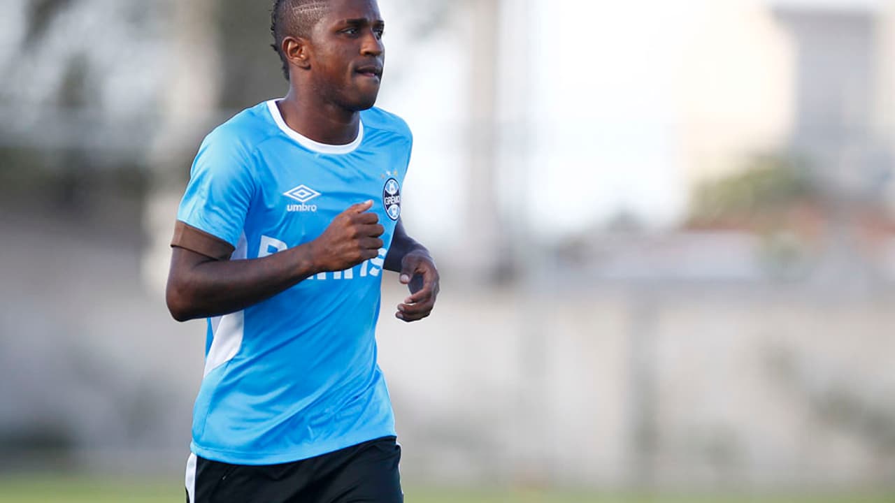 Bolaños volta ao elenco principal do Grêmio, mas volta aos jogos é incerta