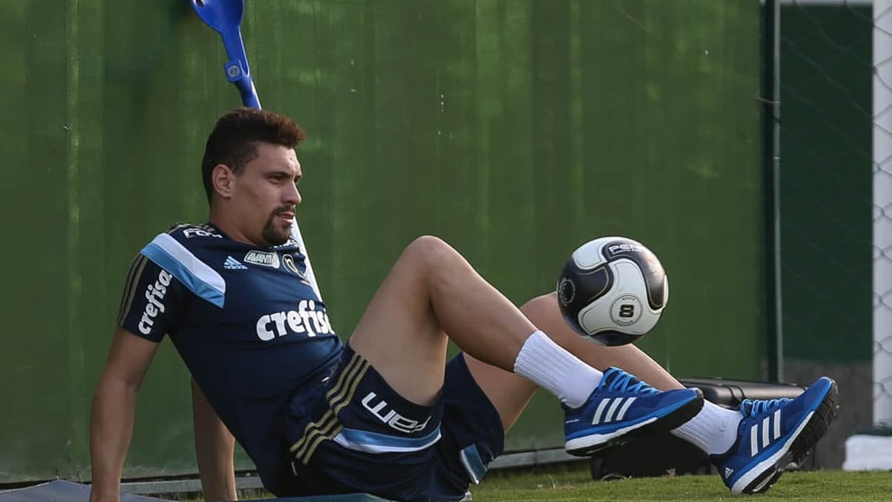Com recuperação veloz, Moisés fará exame e deve iniciar treinos com bola
