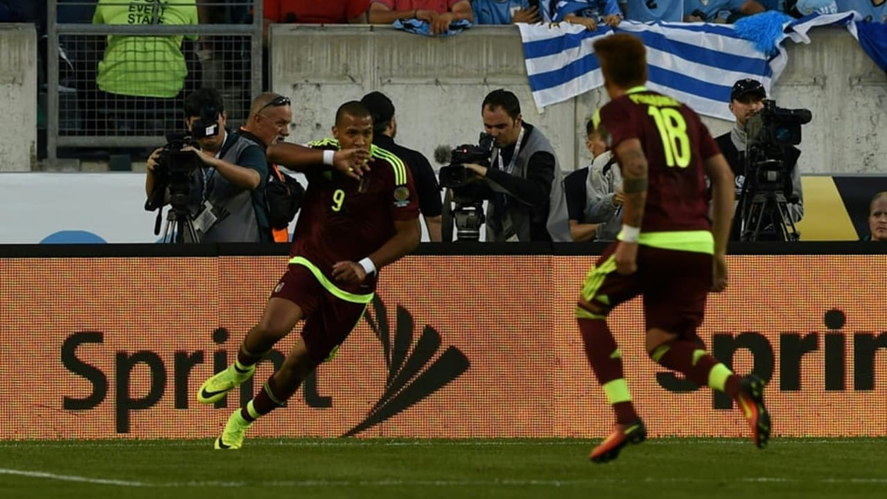 Zebra aparece e Venezuela deixa Uruguai perto do adeus