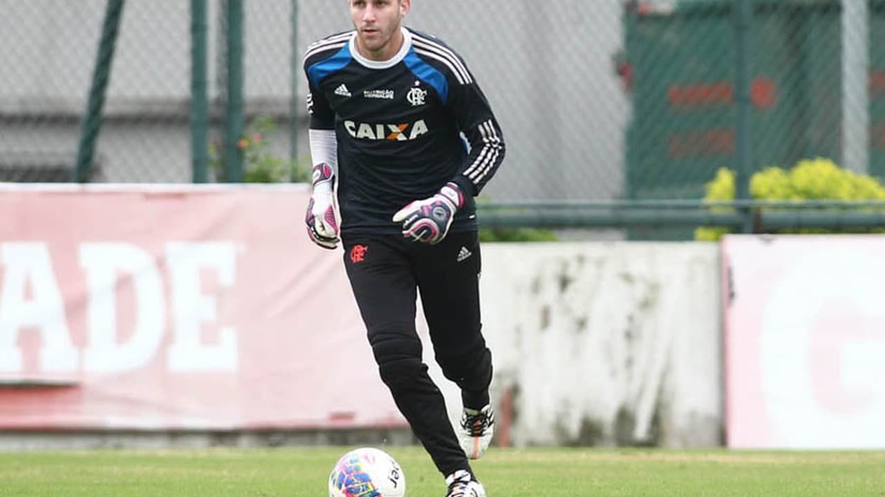 Paulo Victor sofre edema na coxa e sequer viaja para Brasília - Lance!