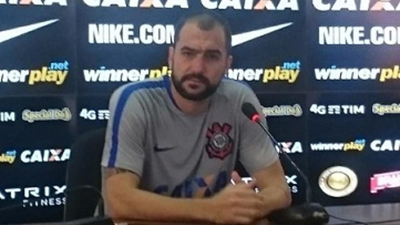Danilo admite incômodo com indefinição sobre Pato no Corinthians