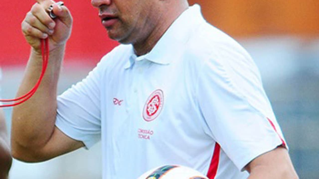 Celso Roth acompanha primeiro treino no Inter - Lance!