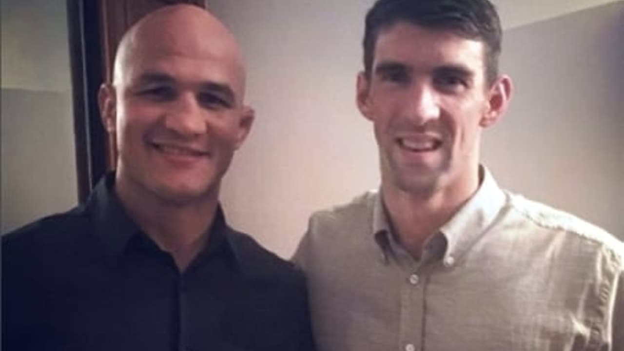 Cigano tira foto com Michael Phelps e se surpreende: 'Fiquei pequeno ...