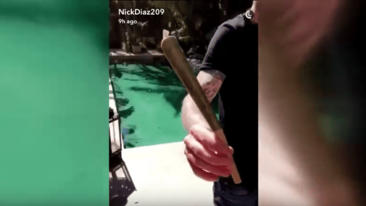 Astro do UFC aparece em vídeo fumando cigarro gigante de maconha - Lance!