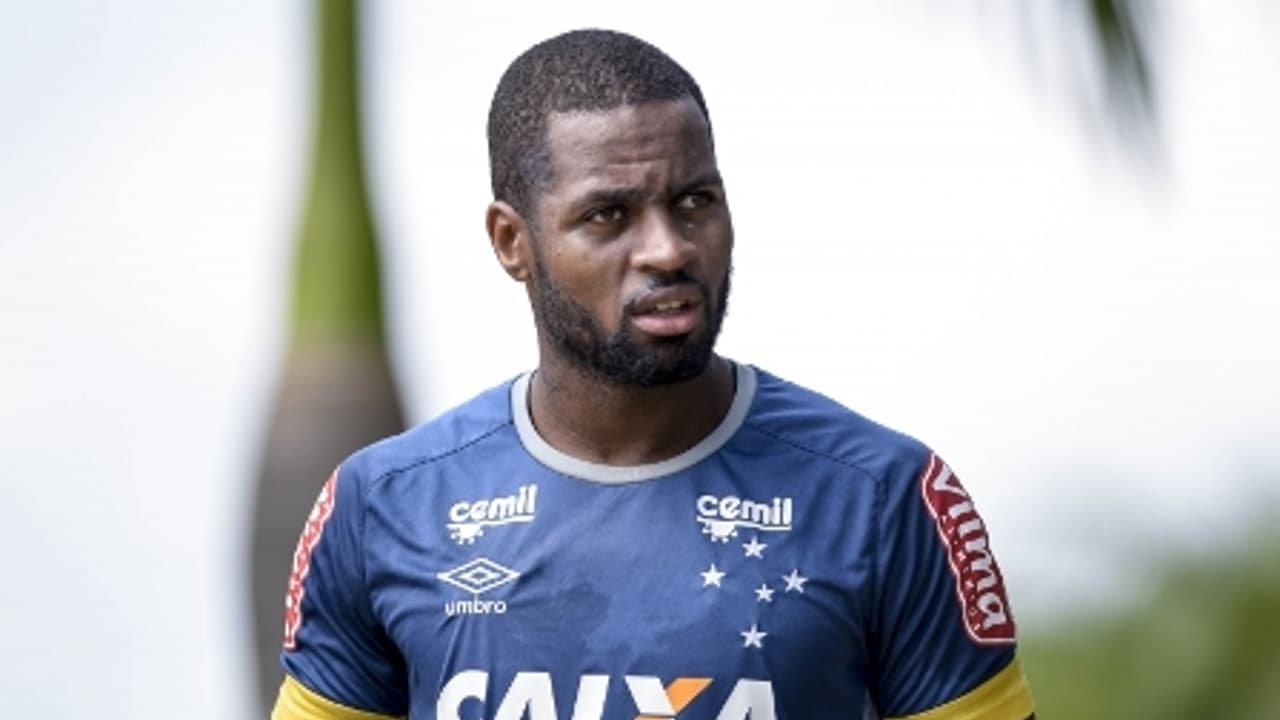 Dedé surge como opção de Mano contra ex-clube pela Libertadores - Lance!