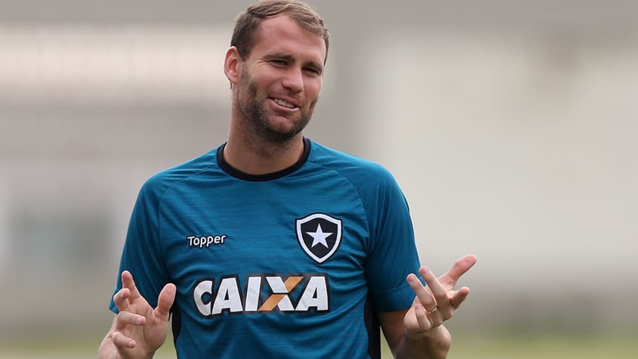 Carli oficializa renovação por mais dois anos com o Botafogo - Lance!