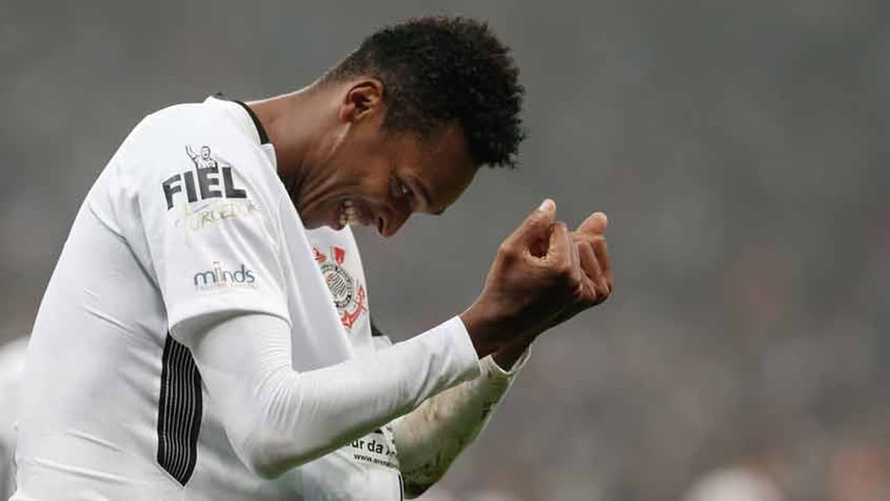 Artilheiro 'chato' do Corinthians, Jô nota responsabilidade e traça metas