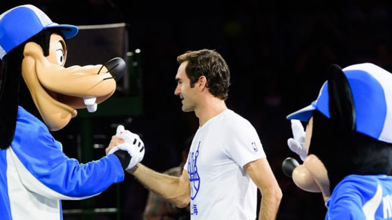 Federer dança com o Mickey em Xangai