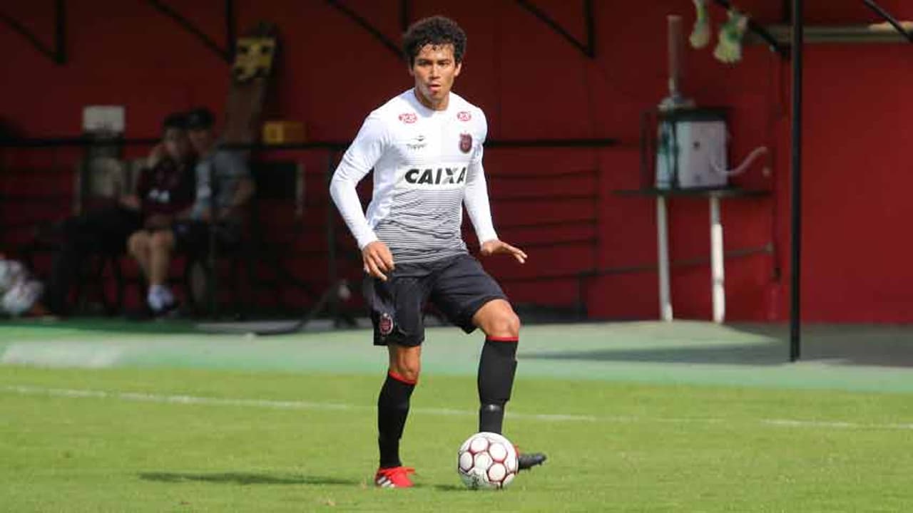 Goiás apresenta novo lateral -esquerdo para temporada 2018 - Lance!