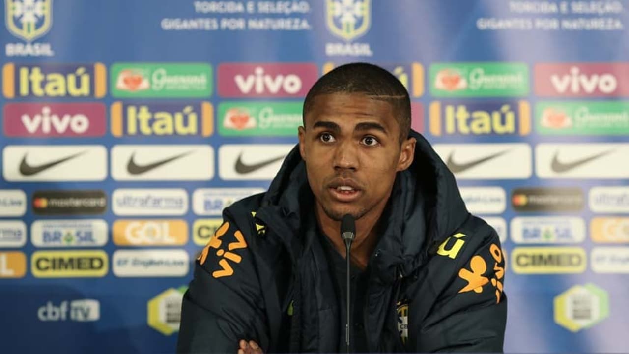 Manchester City prepara oferta milionária para levar Douglas Costa