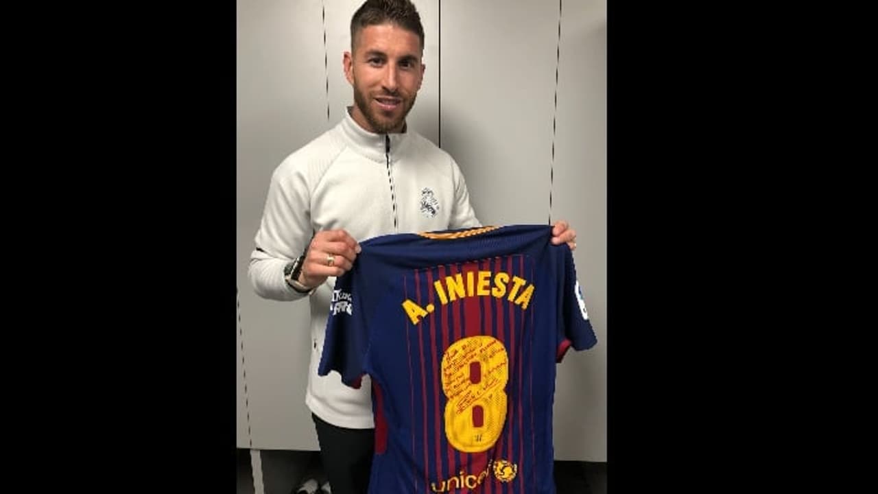 Iniesta autografa camisa do último clássico e presenteia Sergio Ramos ...