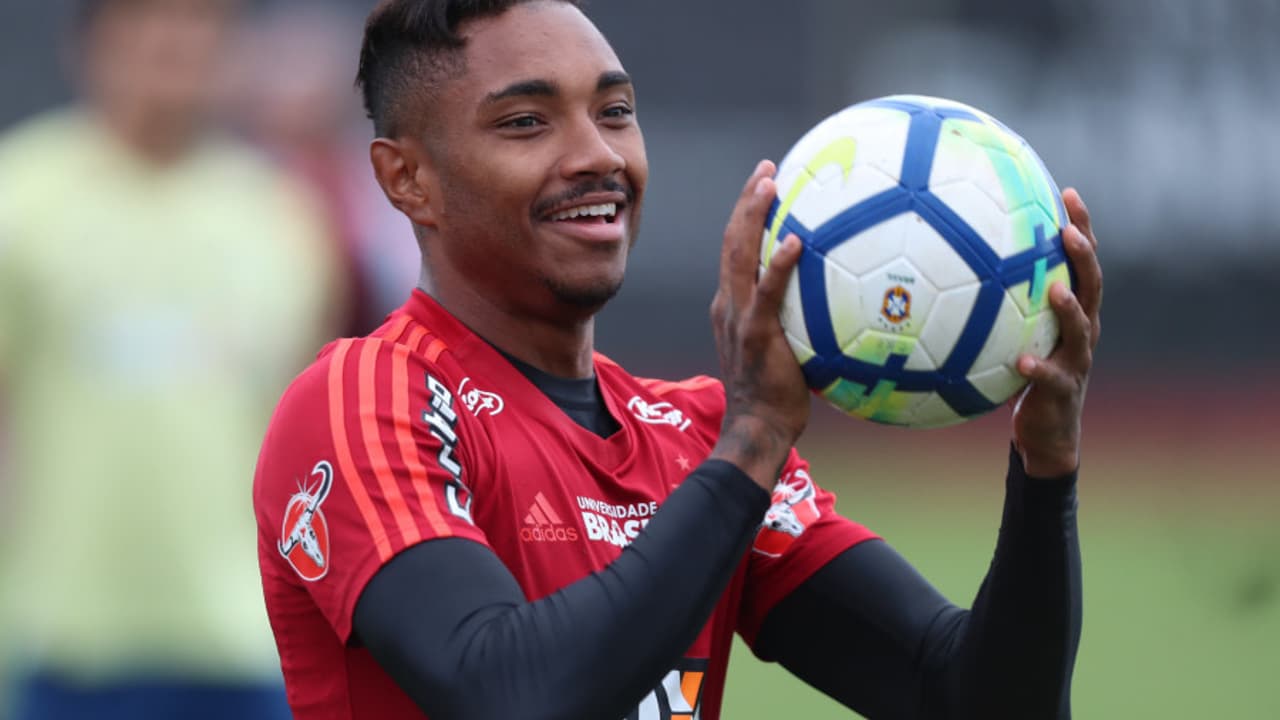 Vitinho se apresenta sem dores e é opção para enfrentar o São Paulo ...