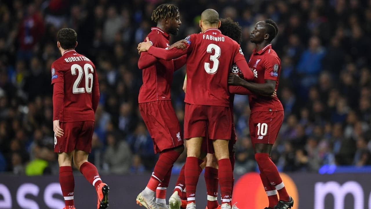 Trio de ataque brilha e Liverpool garante classificação para as semis