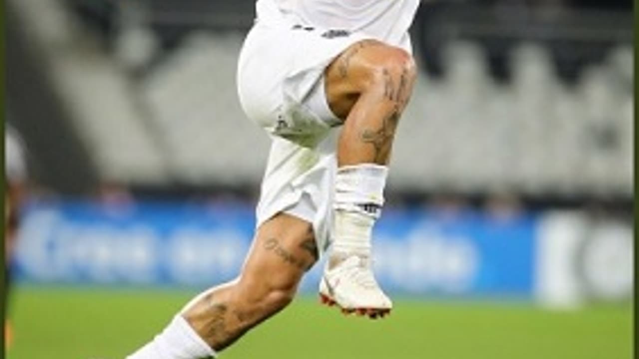 Vinicius tem noite decisiva e ajuda o Galo a dar grande passo pela vaga ...