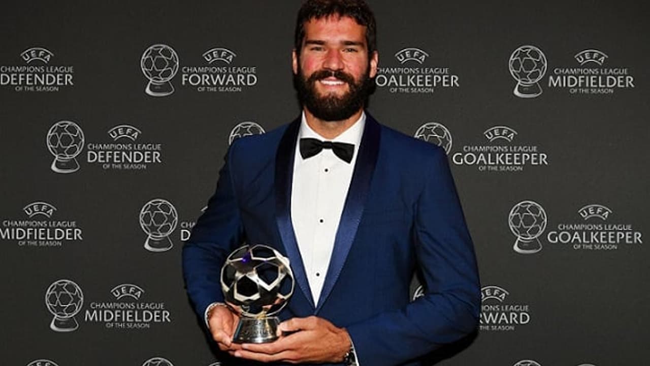 Alisson relembra início na Europa e ressalta títulos da última temporada