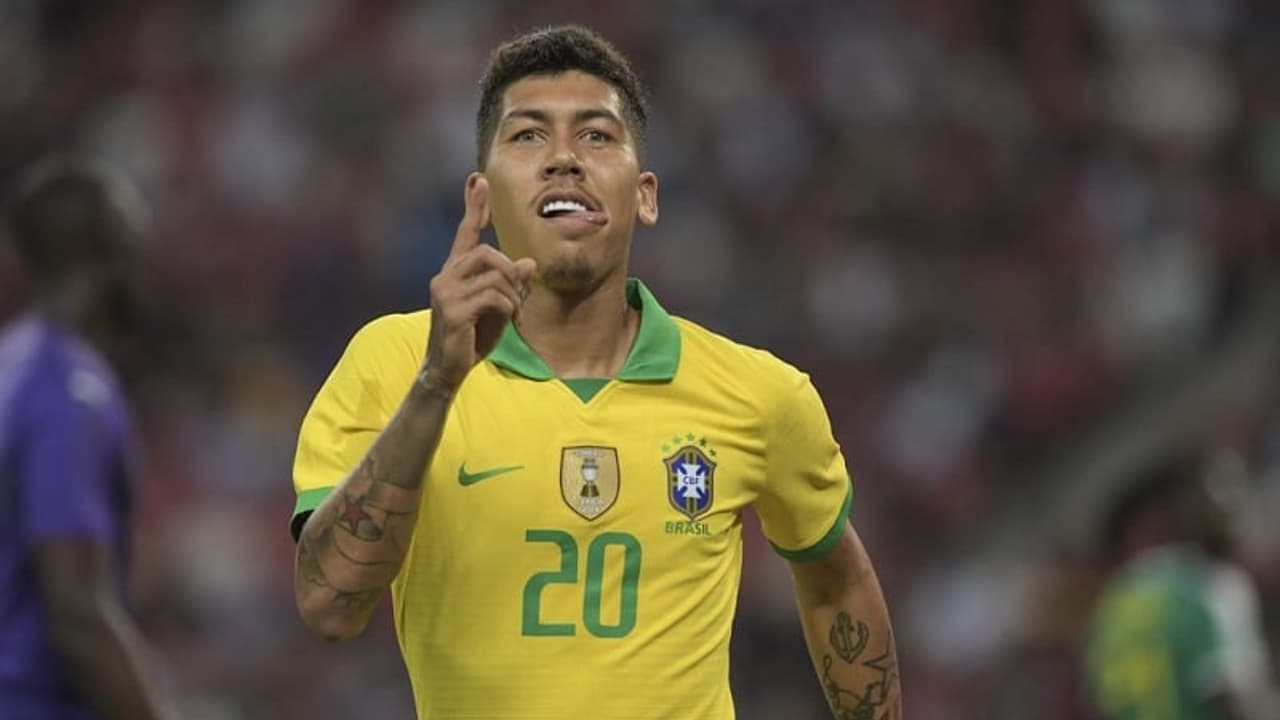 Firmino muda o visual e aparece com cabelo grande e bigode fininho - Lance!
