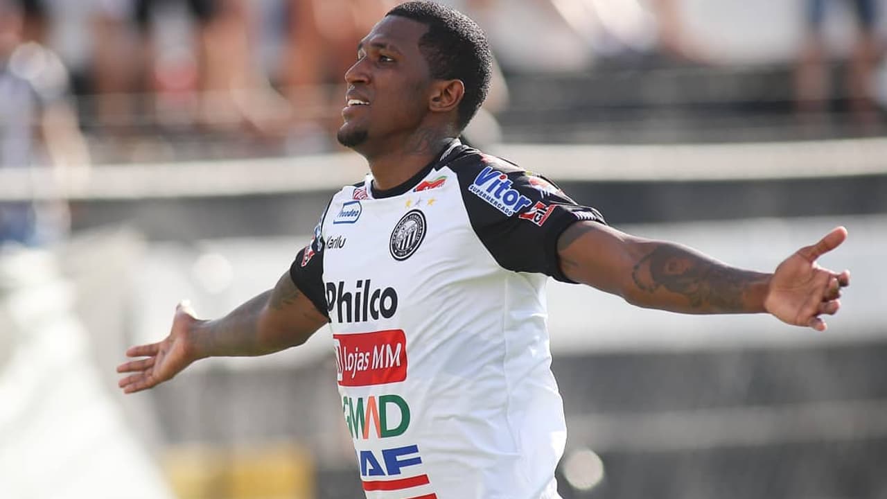 Na expectativa do retorno, Douglas Coutinho relembra desempenho ...