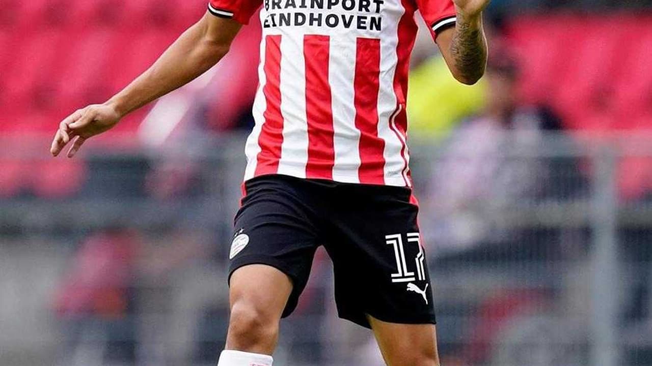 Mauro Jr. celebra três anos da estreia pelo PSV: 'Dia especial'